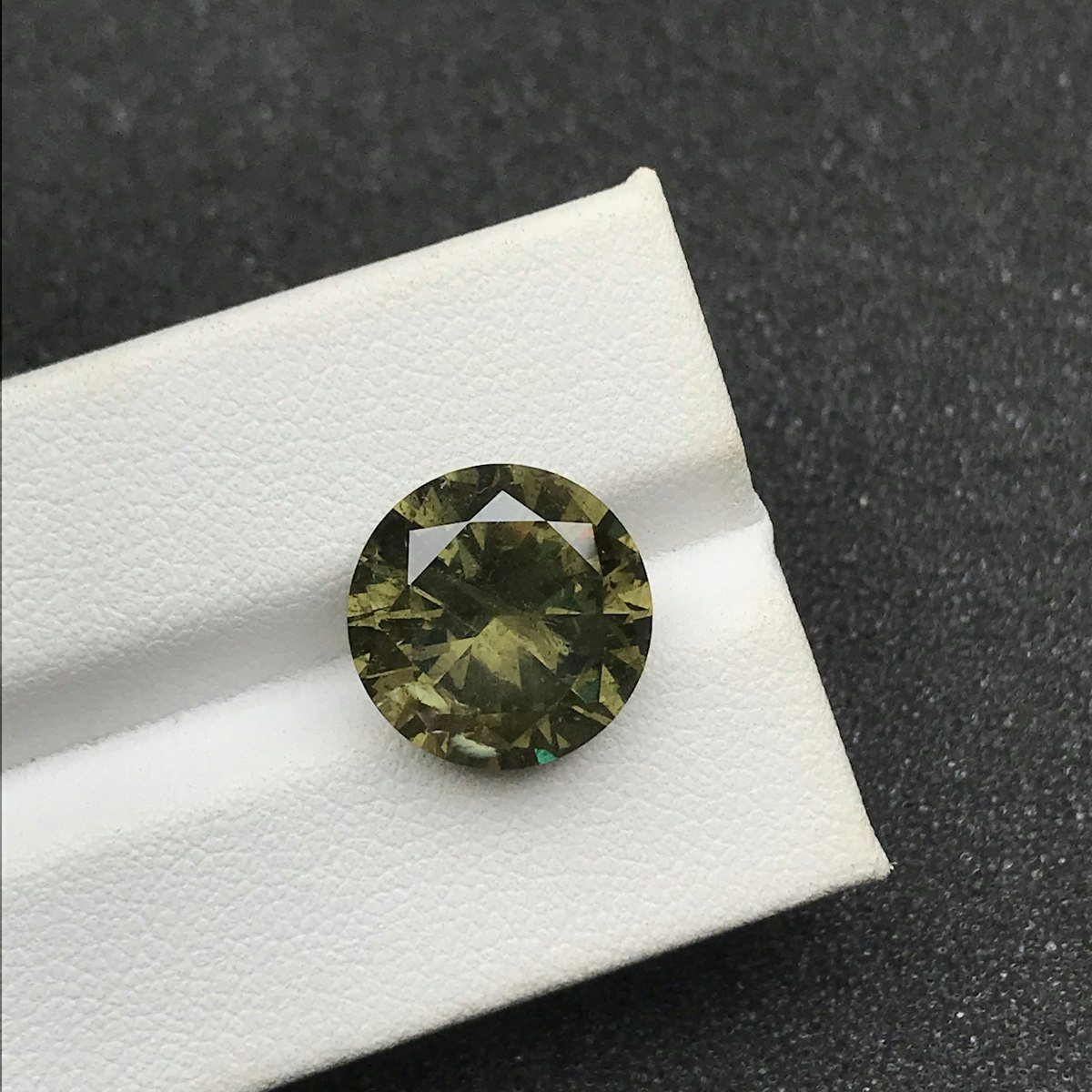 Green Demantoid Garnet 9.27ct - 13mm (DG0010) | Mohra.com