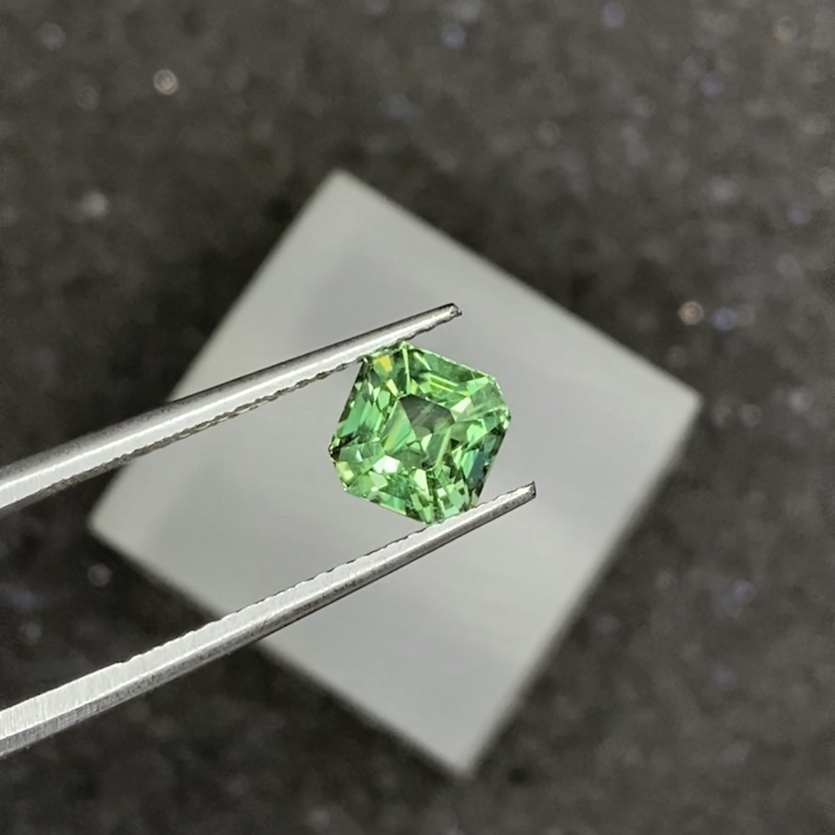 Color Change Green Alexandrite 1.90ct - 6mm (AL0111) | Mohra.com