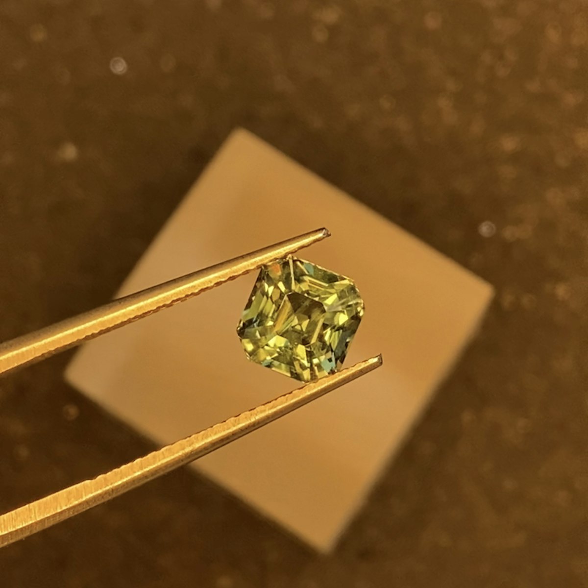 Color Change Green Alexandrite 1.90ct - 6mm (AL0111) | Mohra.com