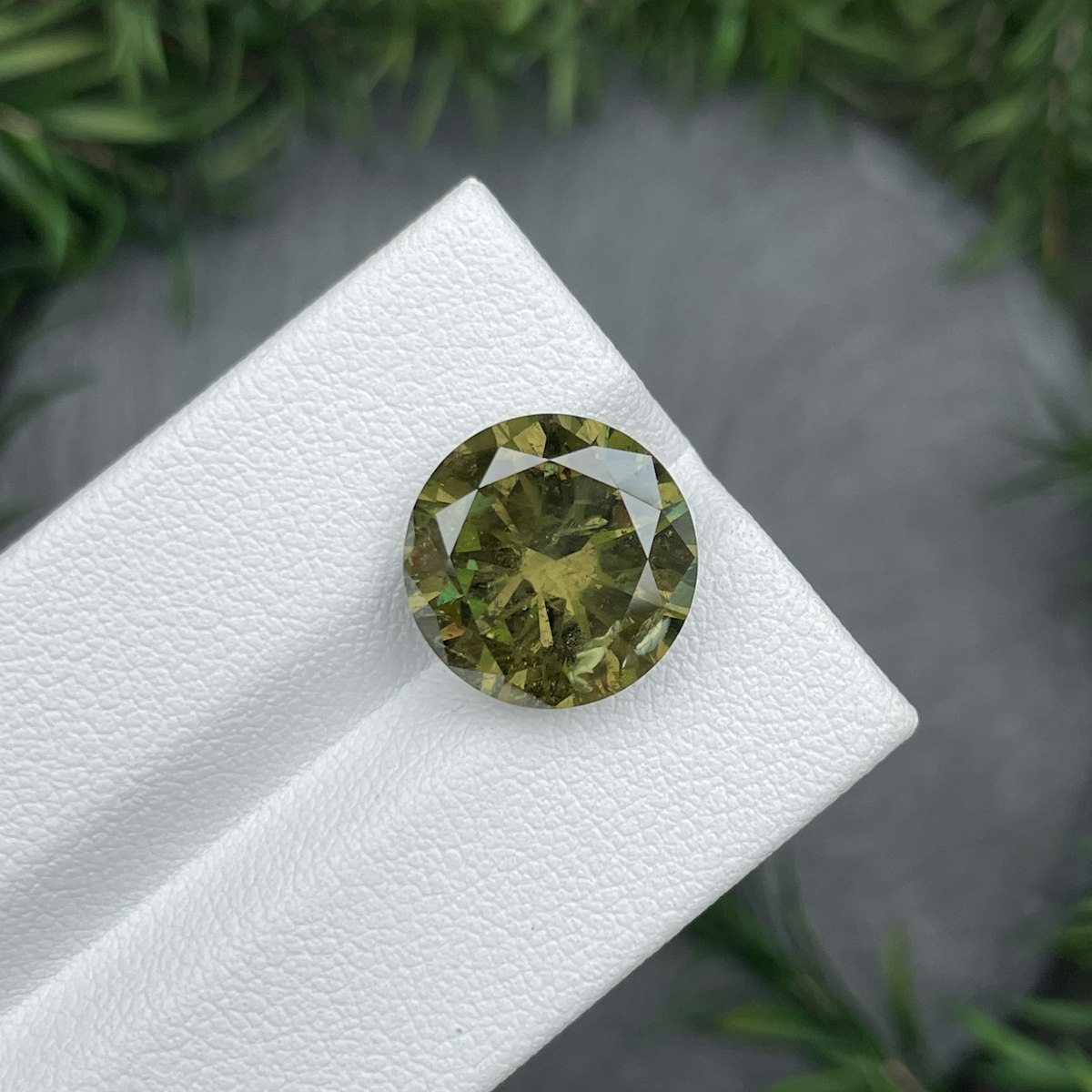 Green Demantoid Garnet 9.27ct - 13mm (DG0010) | Mohra.com